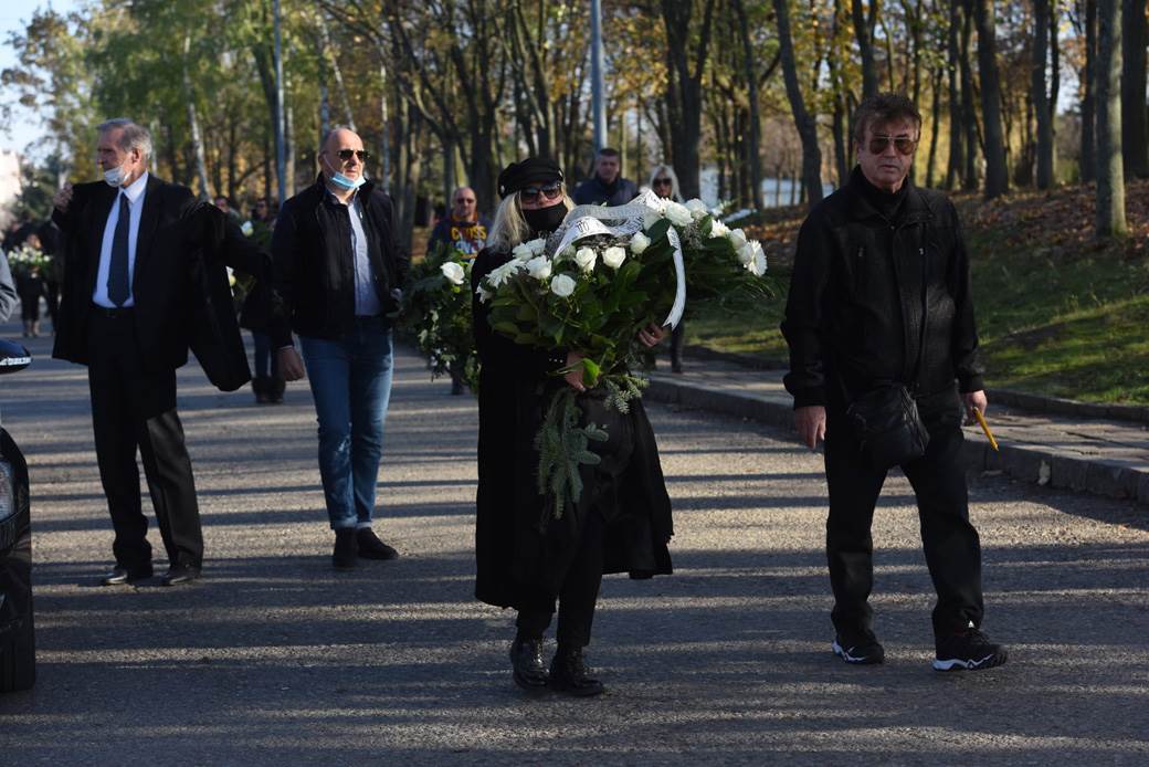 Nada Topčagić kuka na sahrani Marinka Rokvića | Mondo