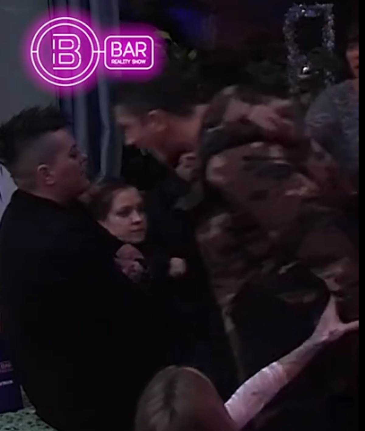 Rijaliti Bar Ivan nasrnuo na Sanju | Mondo