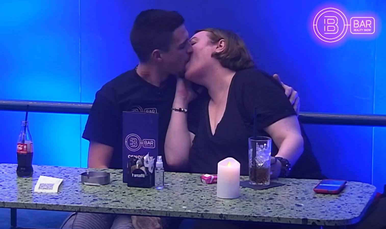 Rijaliti Bar Aleksa ljubi gošću barovci se smeju | Mondo