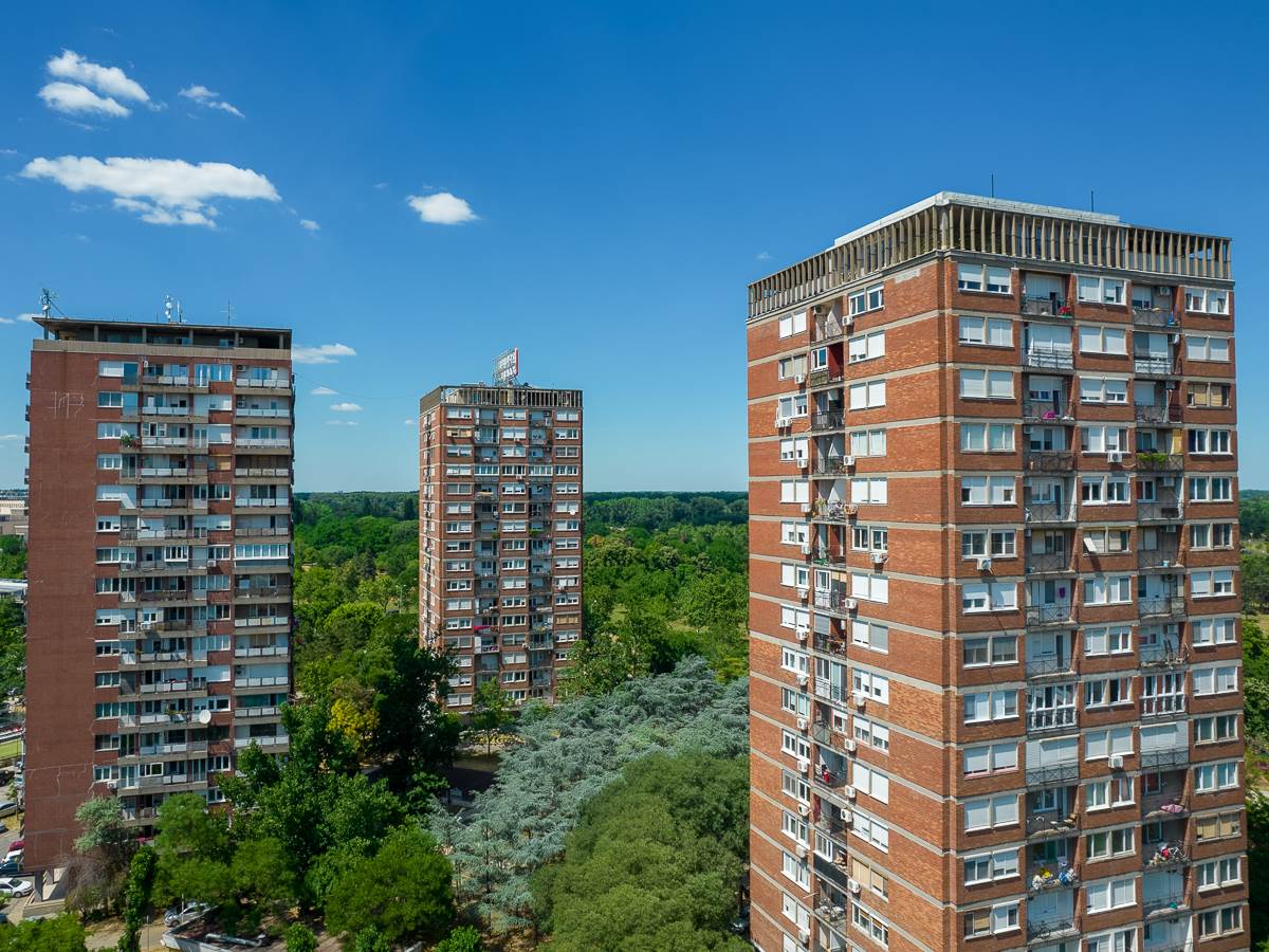 Stanari zgrada u Beogradu ostavljaju smeće gde stignu | Mondo
