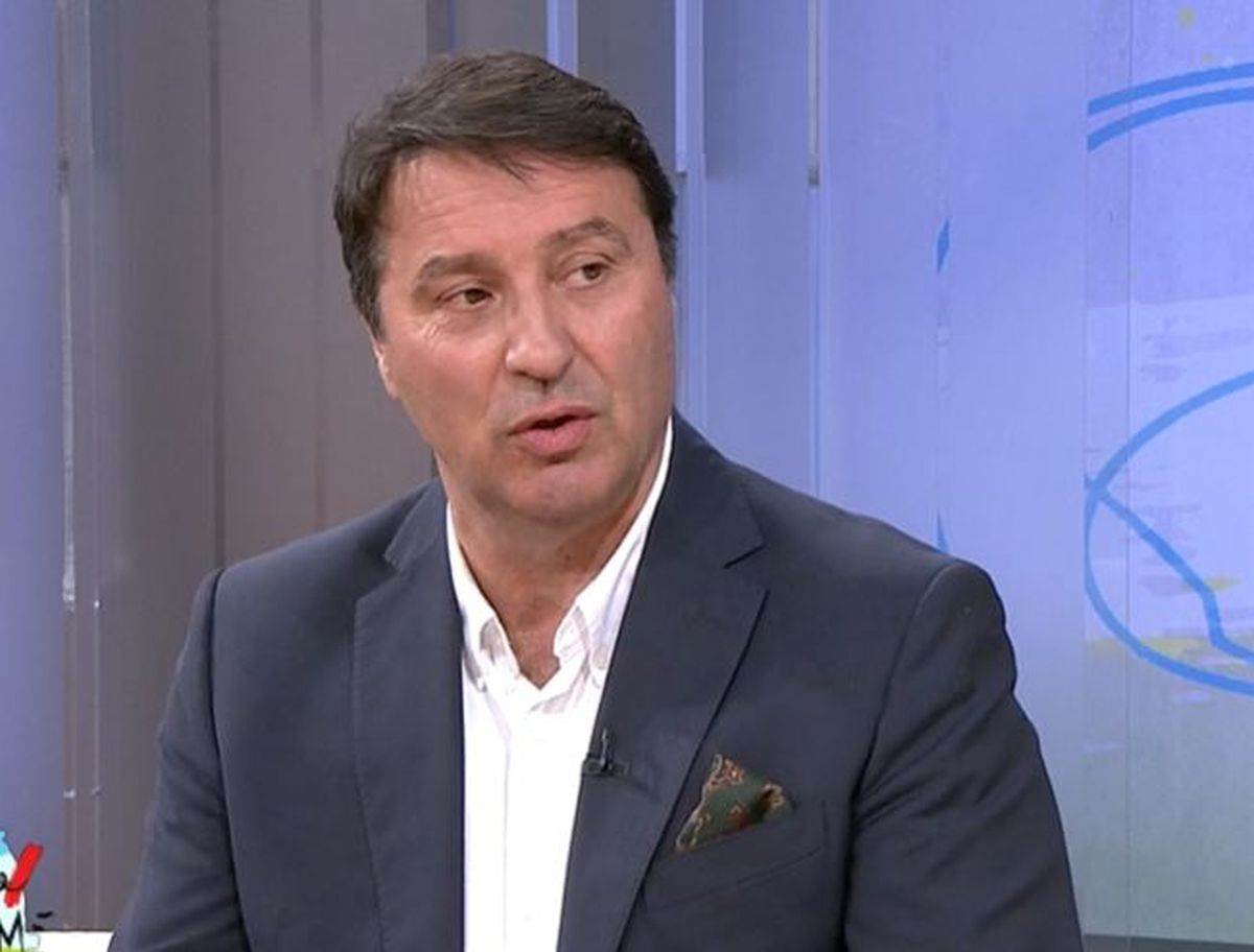 Jovan Memedović s plavušom u javnosti | Mondo