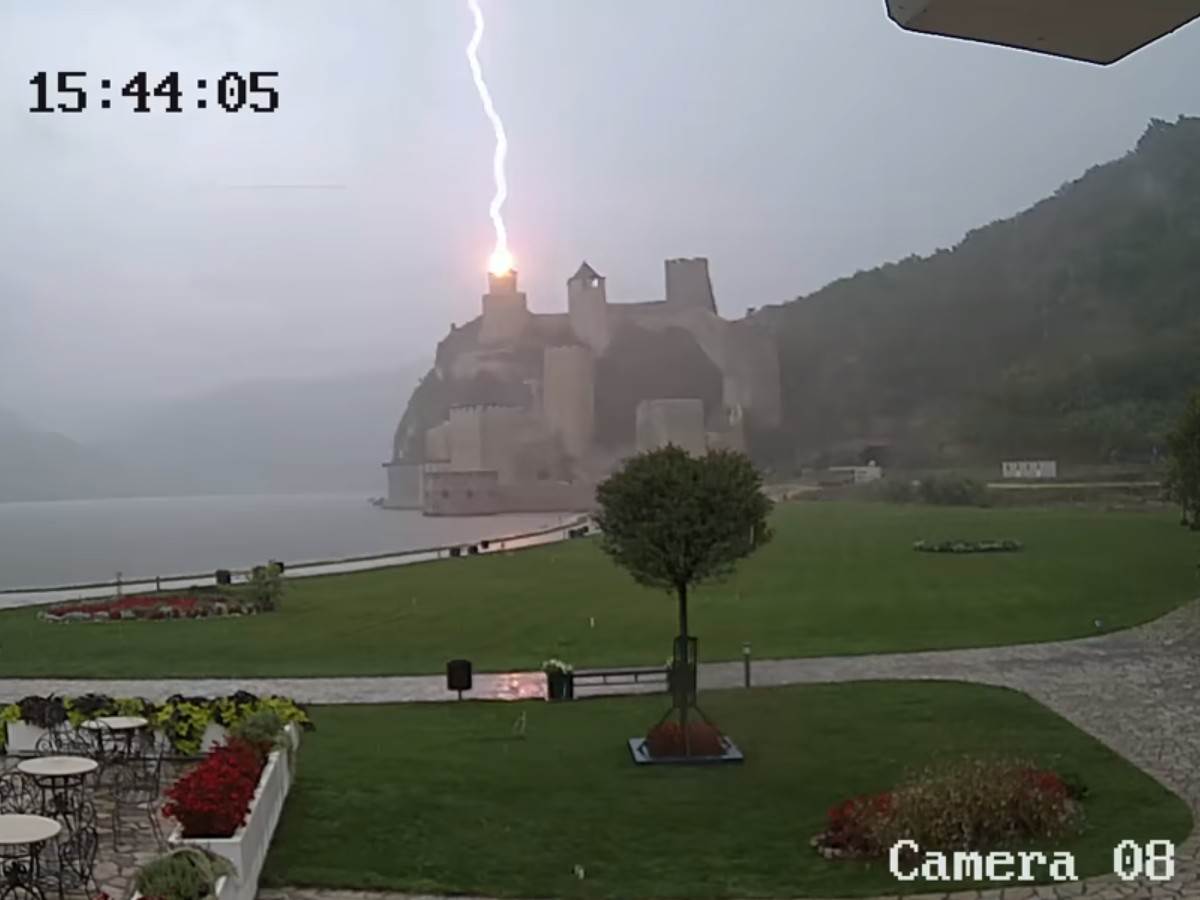 Snimak kad grom udara u Golubačku tvrđavu | Mondo