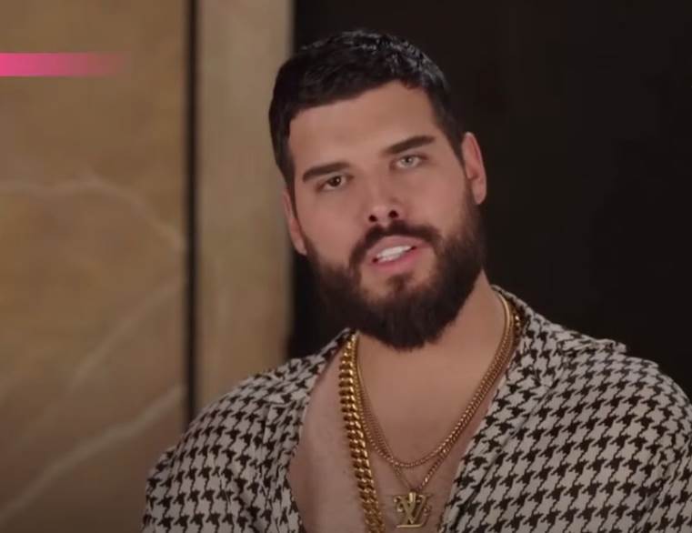 Adam Adaktar zubi i plastične operacije | Mondo