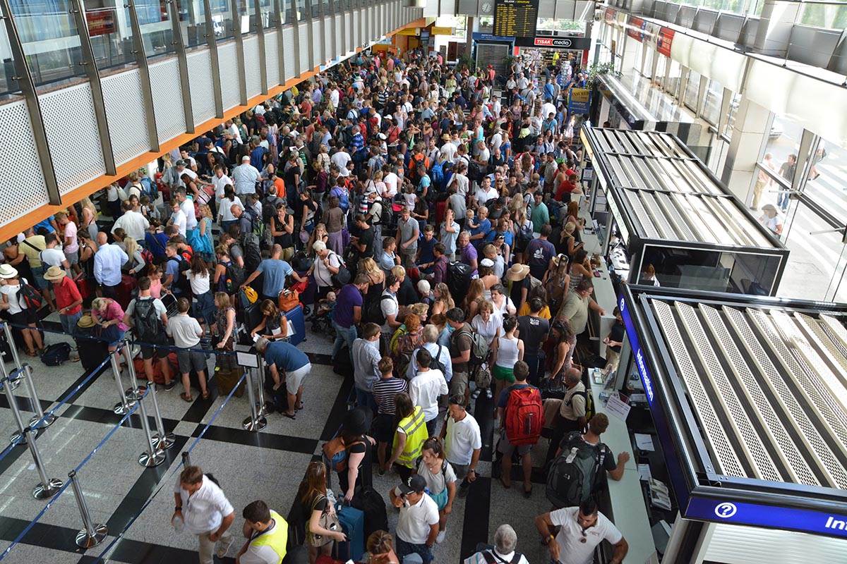 Srpski turisti zarobljeni na aerodromu na Kipru | Mondo Srpski turisti zarobljeni na aerodromu na Kipru | Mondo