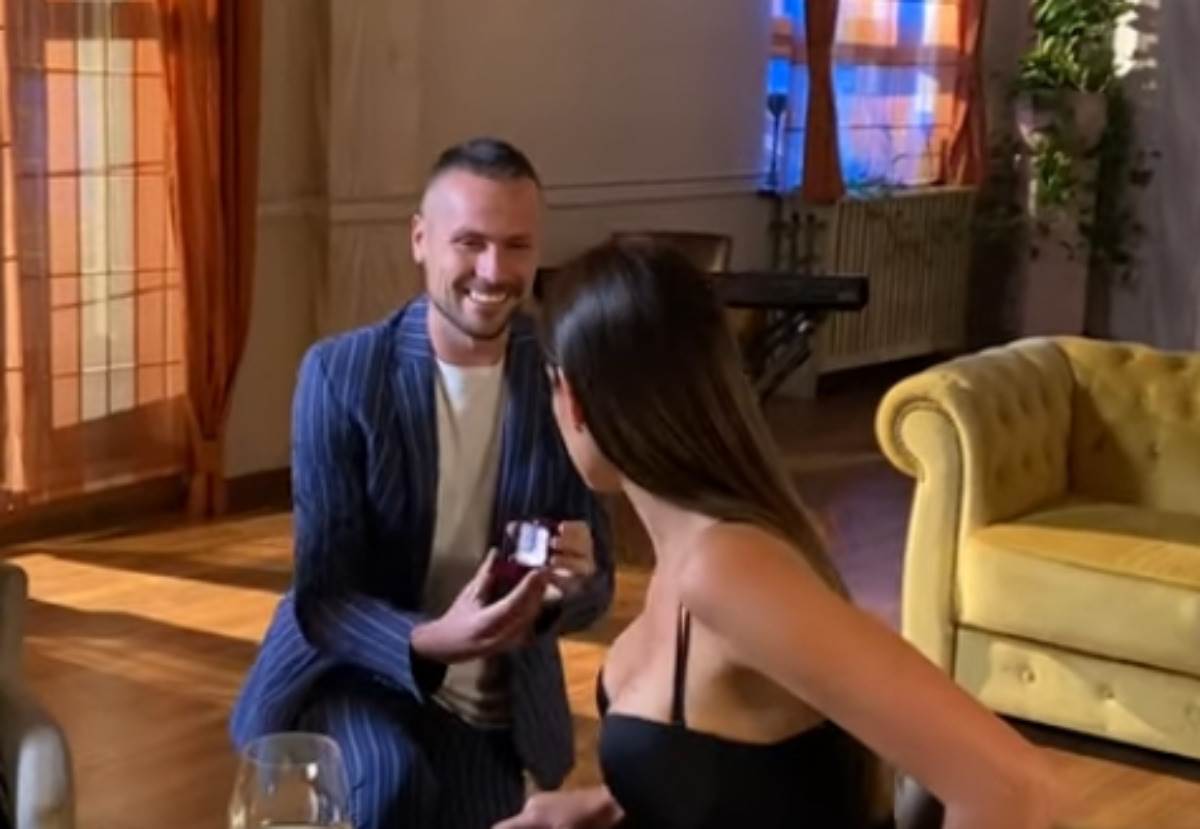 Orkestar Stefana Jelića harmonikaš zaprosio devojku na snimanju spota | Mondo