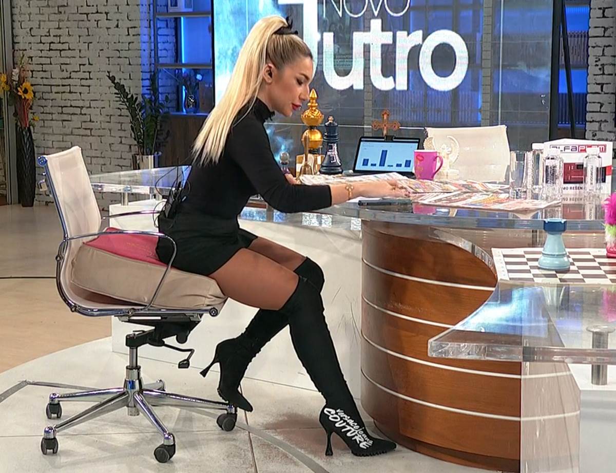 Jovana Jeremić u miniću i čizmama vodi Jutarnji program | Mondo