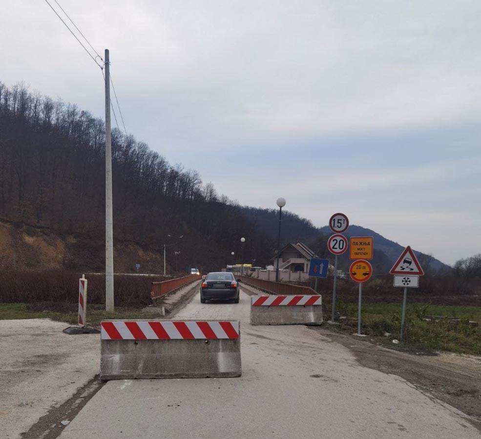 Barikade postavljene na ulasku u Lučane | Mondo Barikade postavljene na ulasku u Lučane | Mondo