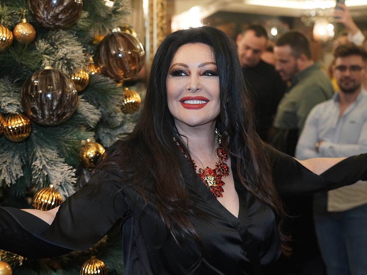Dragana Mirković tera obezbeđenje na nastupu | Mondo