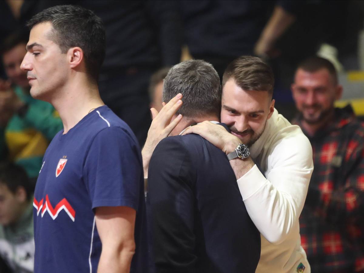 Marko Gudurić doček na utakmici Crvena zvezda Alba | Mondo