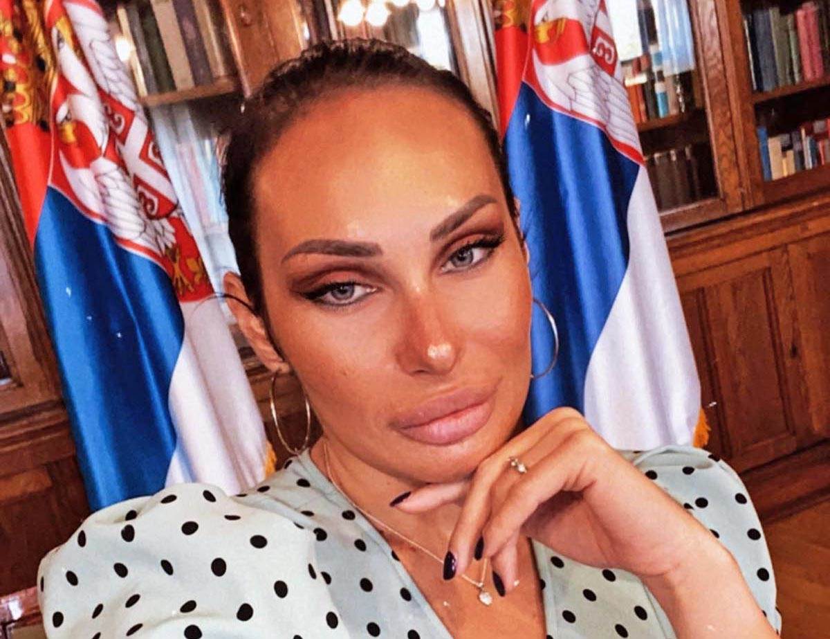 Poslanica Staša Stojanović u zagrljaju muškarca | Mondo