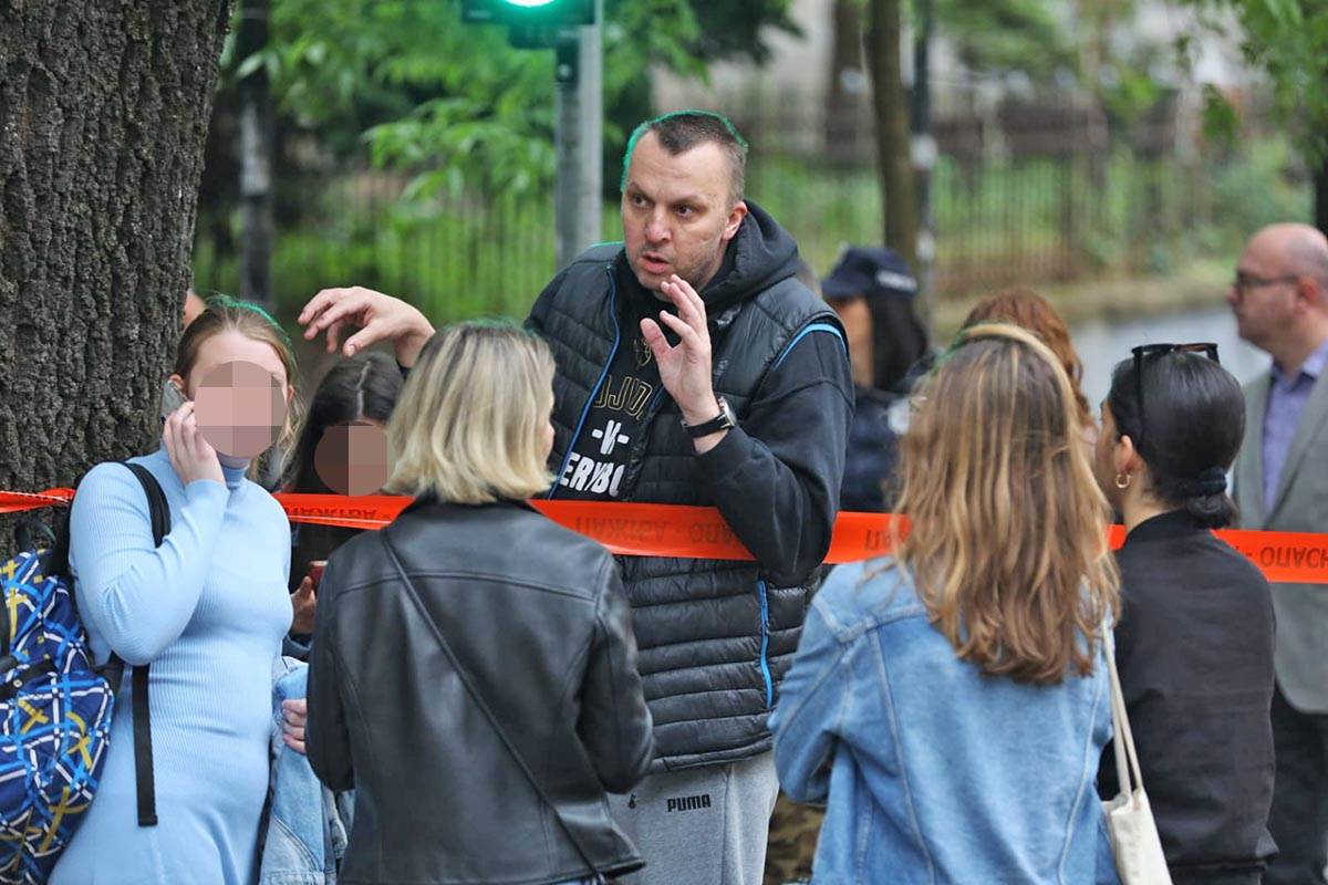 Duško Savanović ispred škole na Vračaru | Mondo