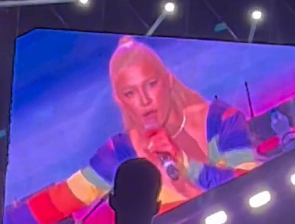 Emu Radujko gađali flašom na Music Week festivalu | Mondo