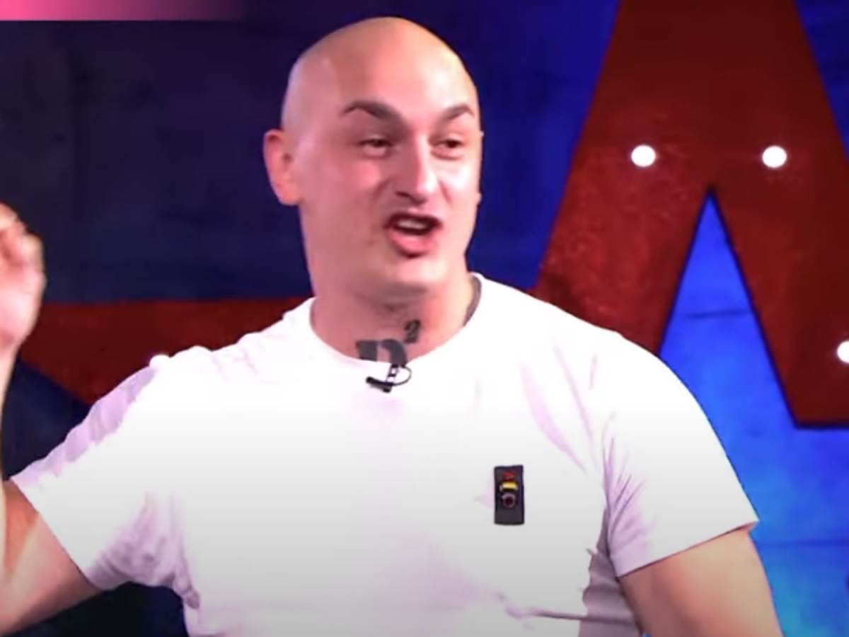 Desingerica o nastupu na kojem udara devojku patikom | Mondo