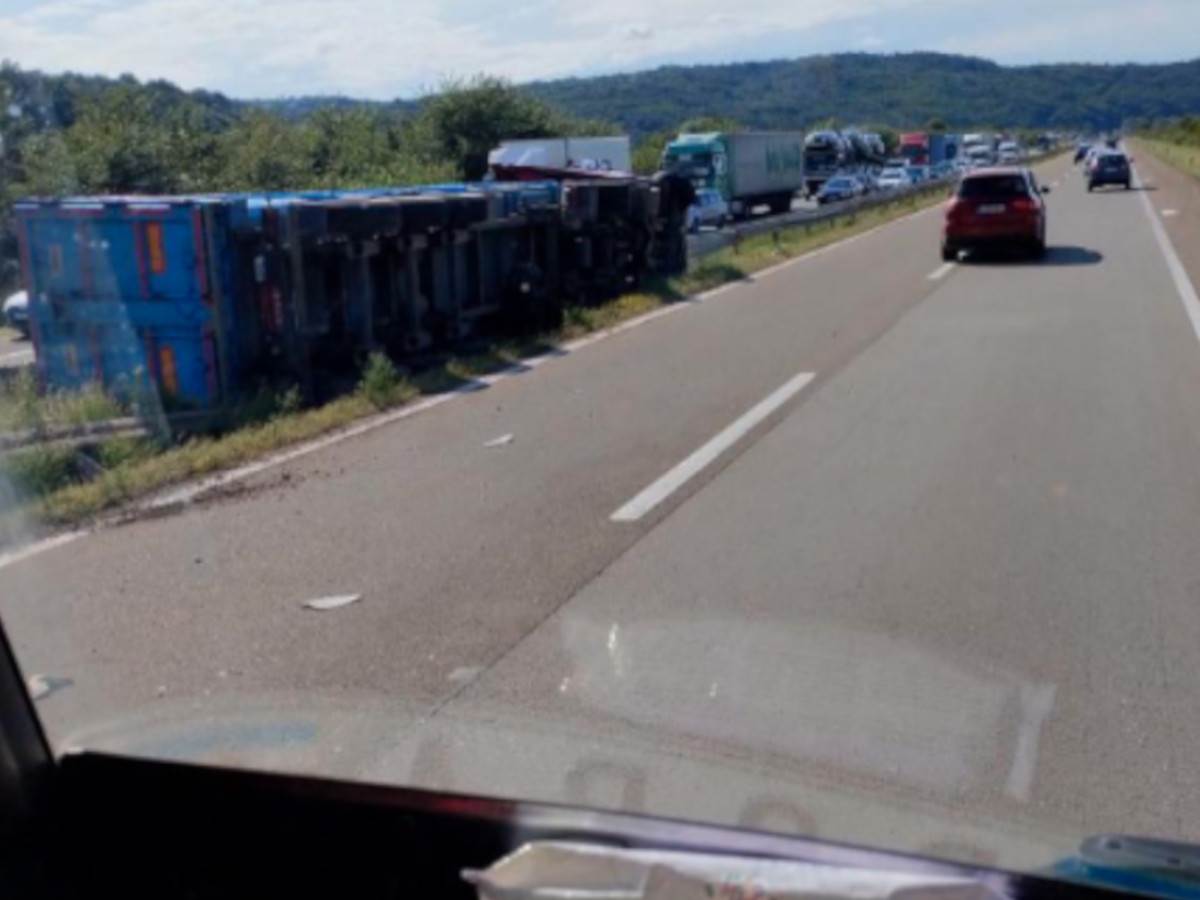 Prevrnuo se kamion kod Jagodine | Mondo