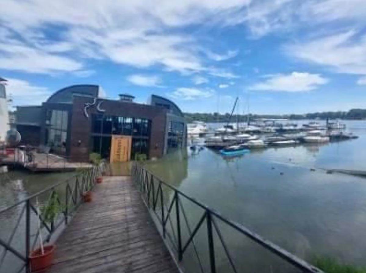 Tone splav Gabbiano na Novom Beogradu | Mondo