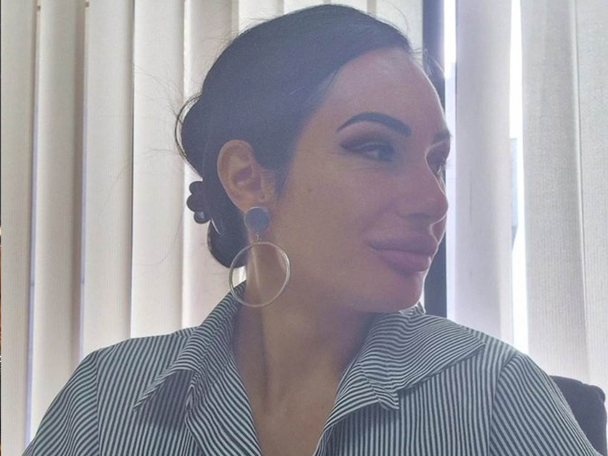 Narodna poslanica Staša Stojanović kadi kancelariju | Mondo