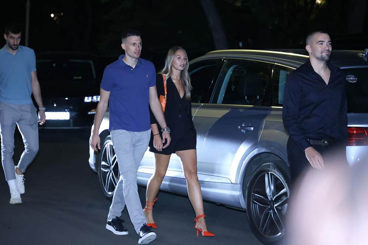 Aleksa Avramović sa ženom na proslavi nakon dočeka | Mondo