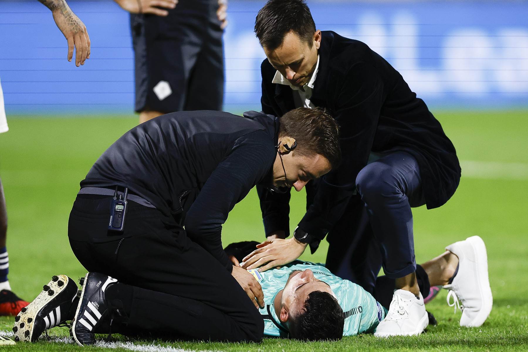 Holandski golman Etjen Vasen se srušio na utakmici lopov ga ubo nožem u ...