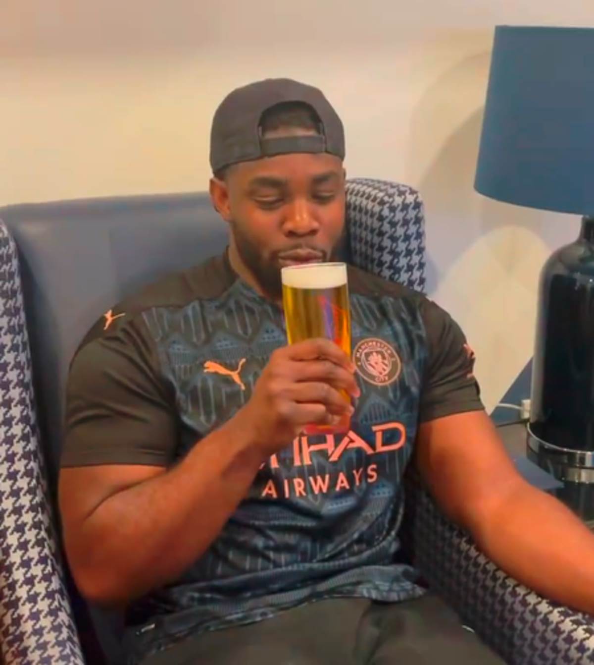 Mika Ričards pio 10 piva u hotelu Mančester siti | Mondo