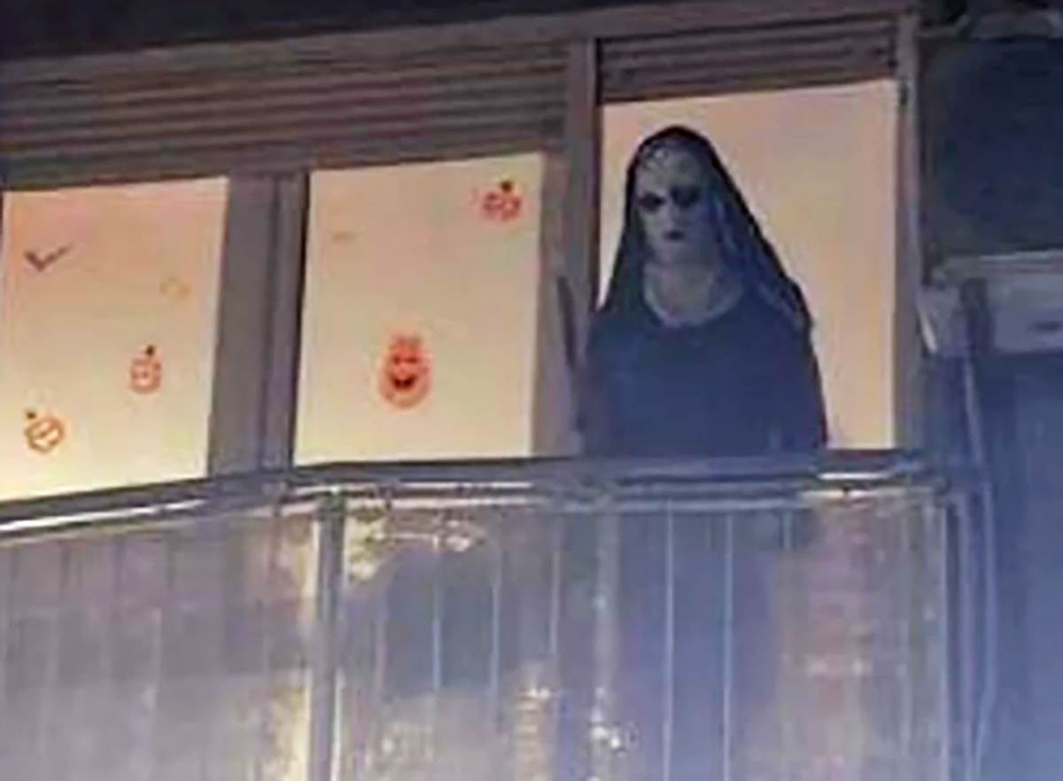 Čovek na Crvenom krstu se maskirao u "opaticu iz pakla" | Mondo