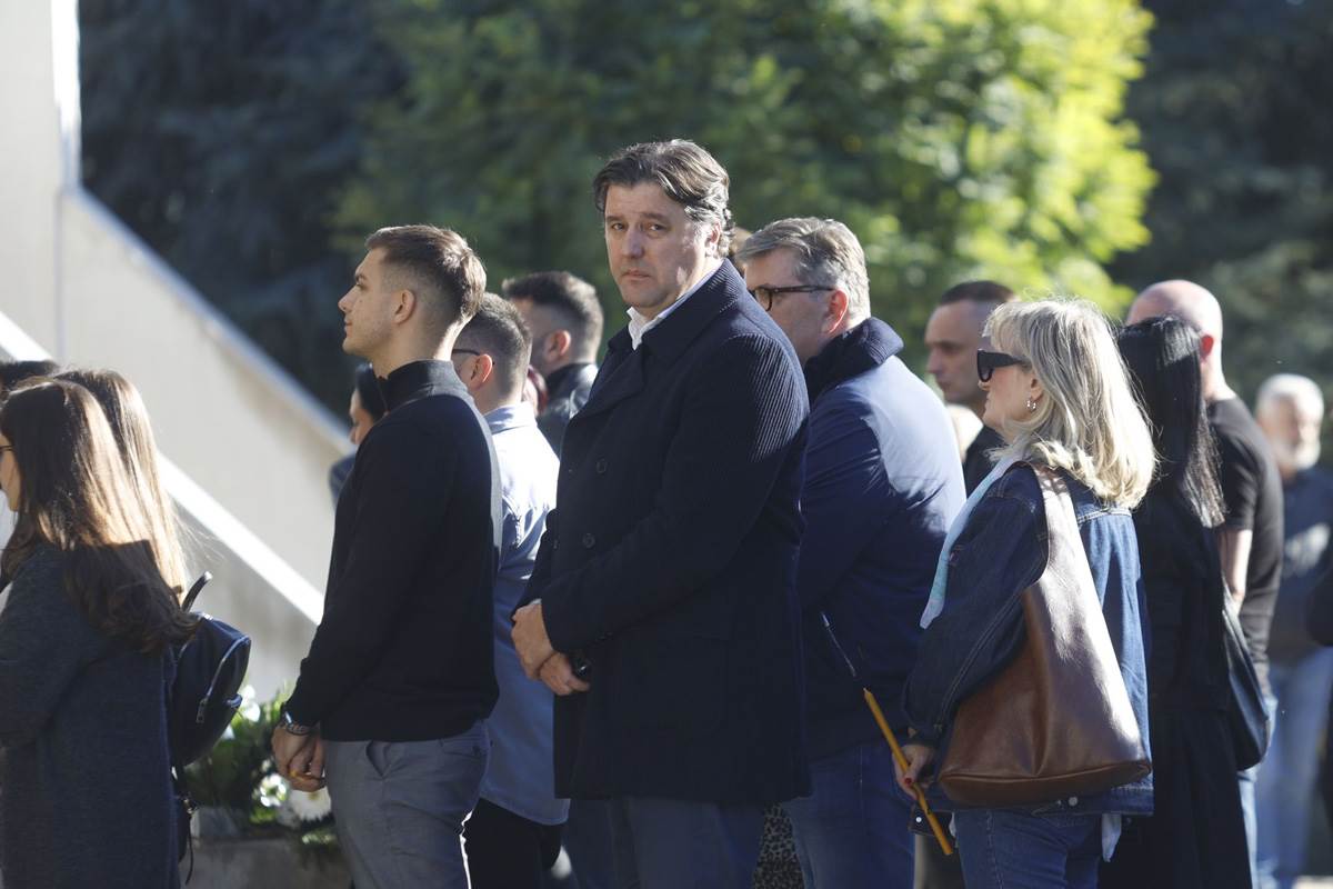Dejan Bodiroga na sahrani sina Mirka Kodića | Mondo