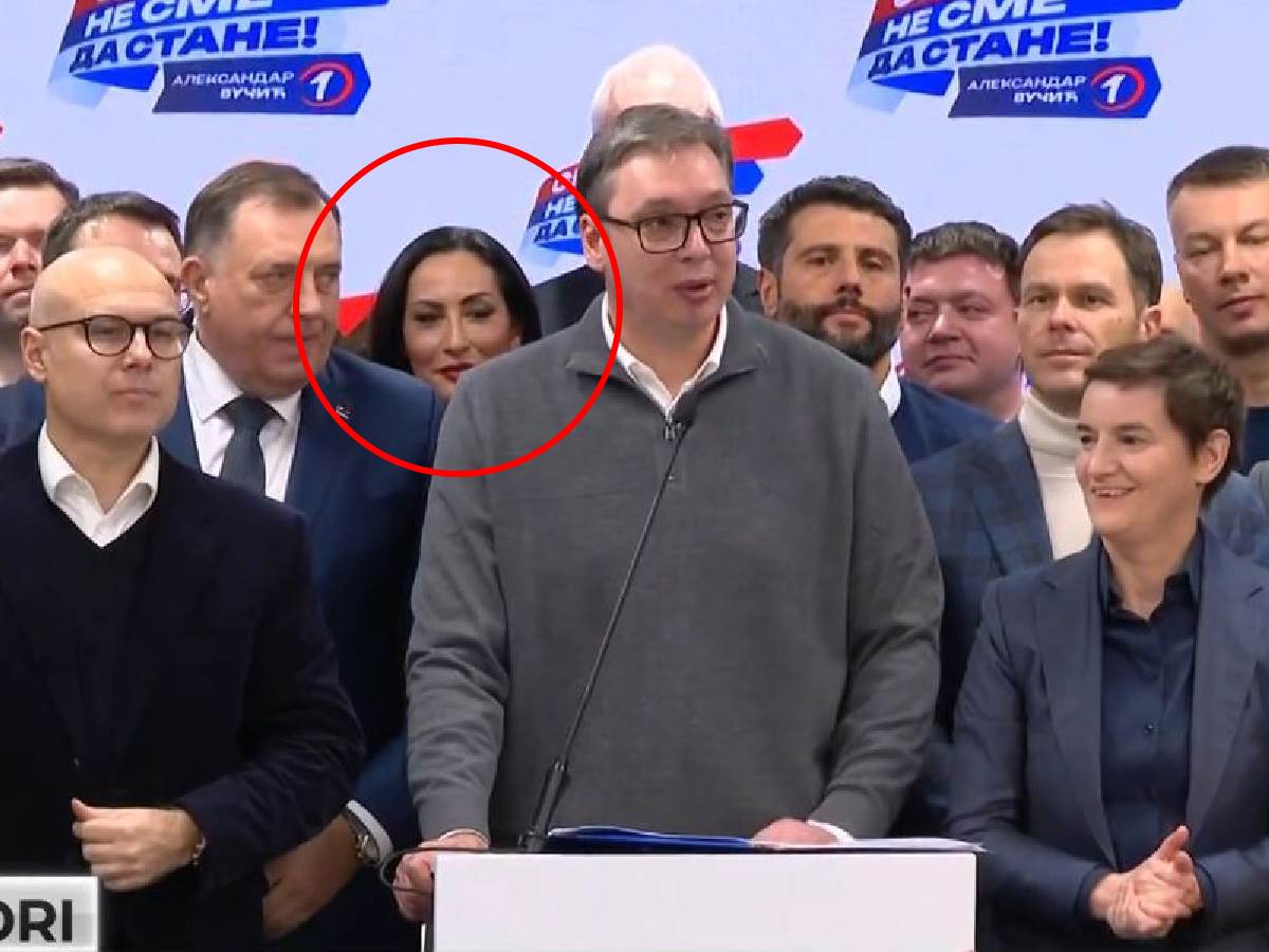 Ko je crnka koja je stajala uz Vučića na izborima | Mondo