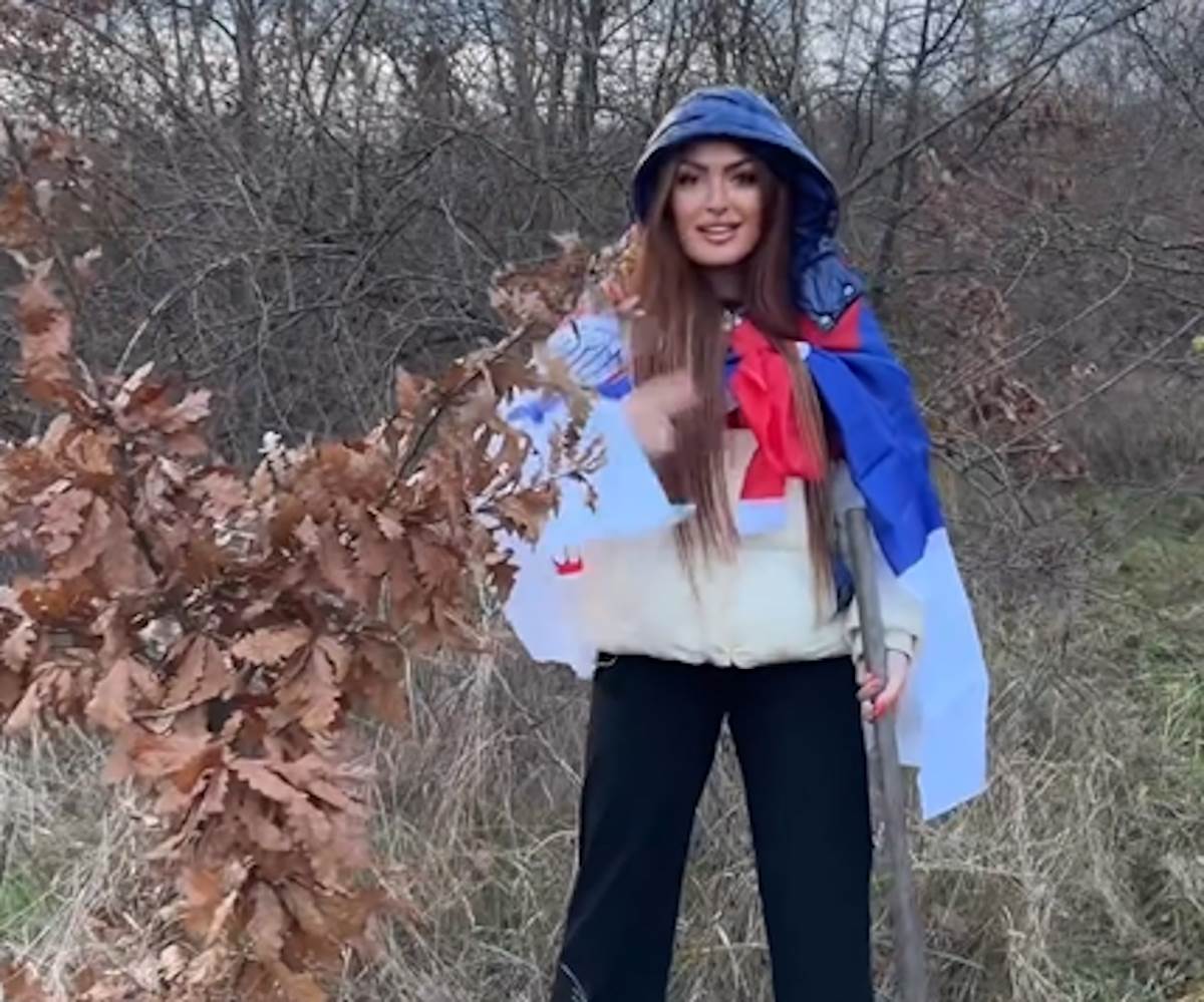 Silvija Đogani seče badnjak | Mondo