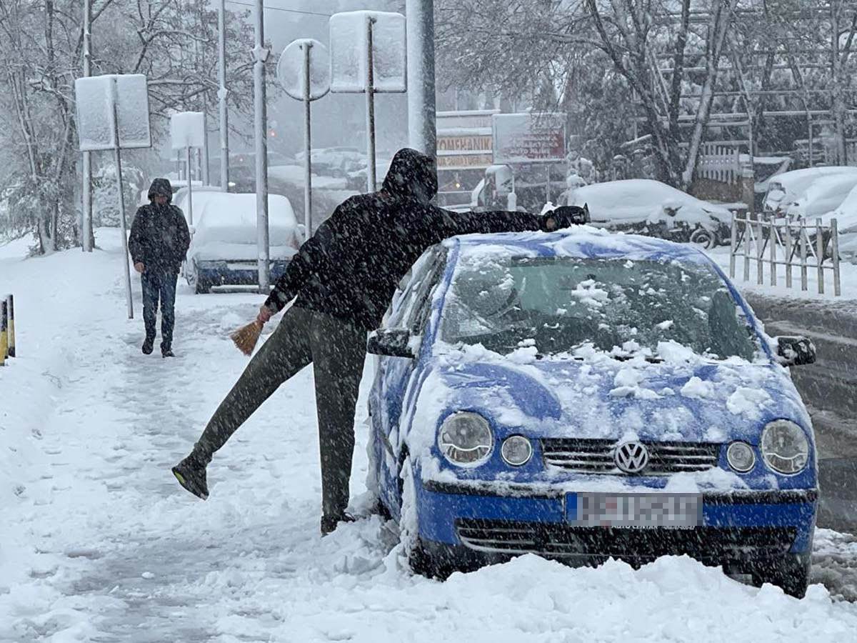 Kolika je kazna za sneg na automobilu | Mondo
