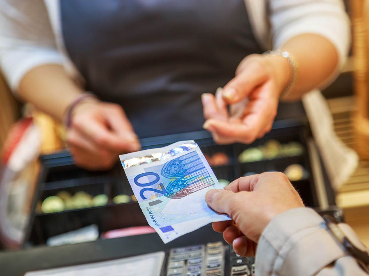 Objavljen srednji kurs evra: Po ovim vrednostima menjačnice prodaju ...