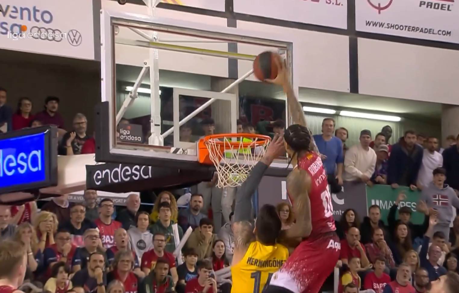 Devin Robinson zakucavanje na Manresa Barselona | Mondo