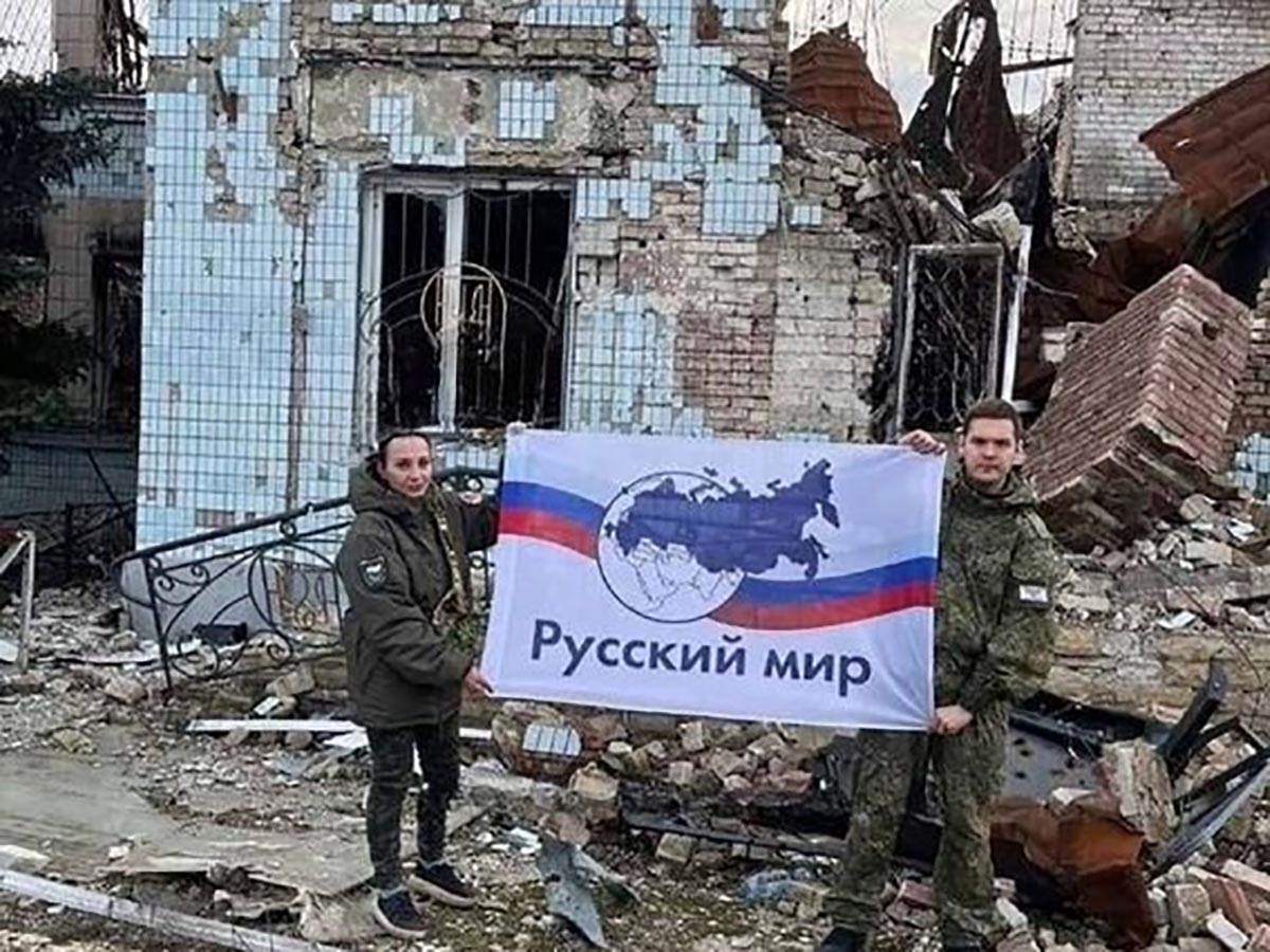 Rusi pozirali sa kartom ruskog sveta | Mondo