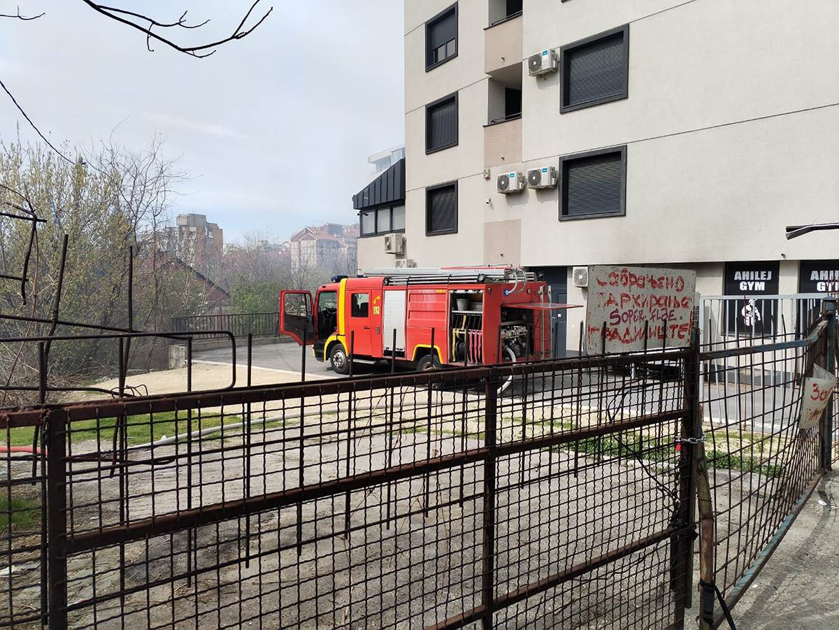 Prve slike sa mesta požara u Učiteljskom naselju | Mondo