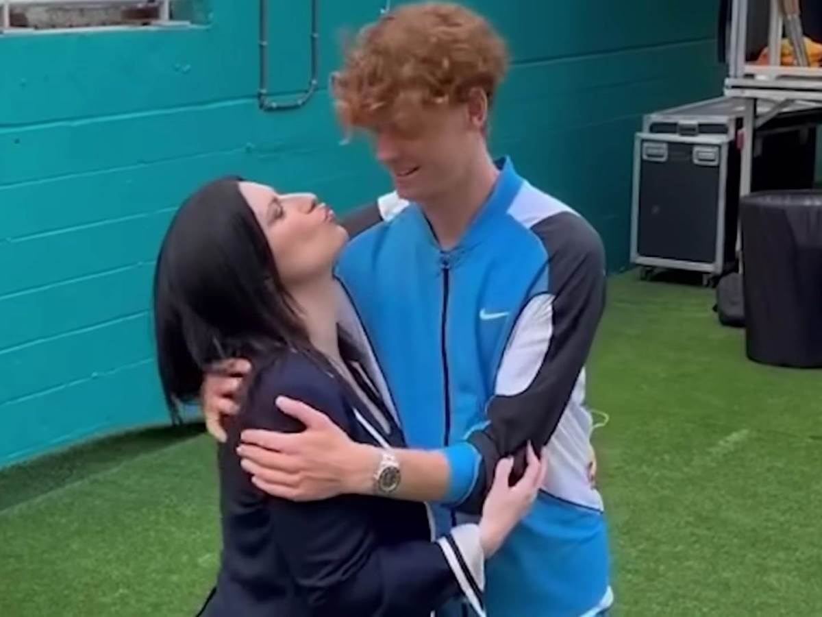 Pevačica pokušala da poljubi Janika Sinera, a može majka da mu bude | Mondo