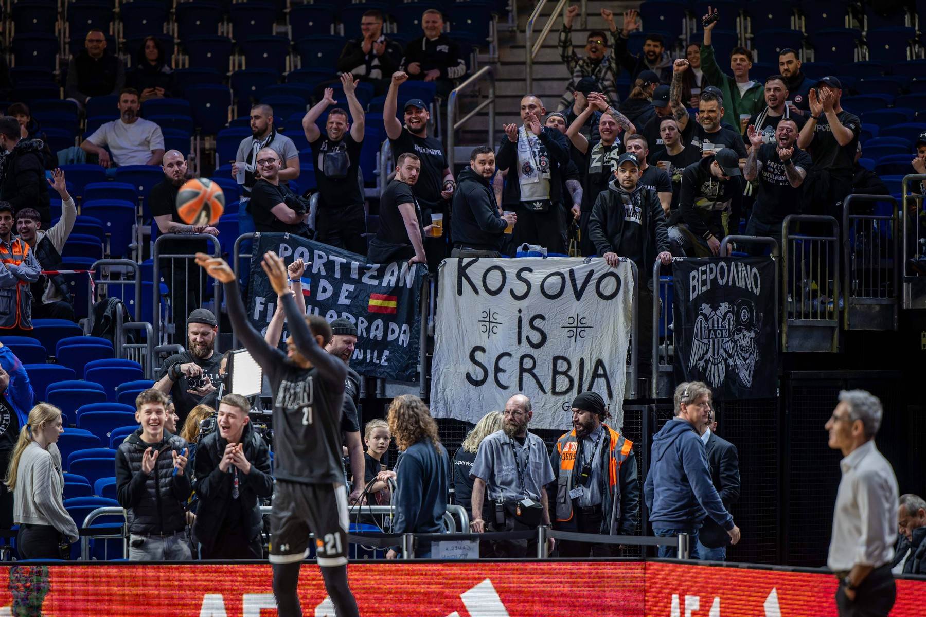 Grobari transparent Kosovo je Srbija na Partizan Alba | Mondo