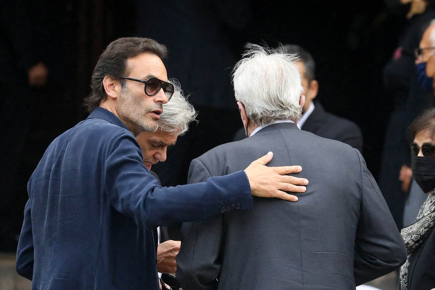 Alen Delon bivšu brutalno ostavio, pa je mrtvu zakopao u svom dvorištu ...