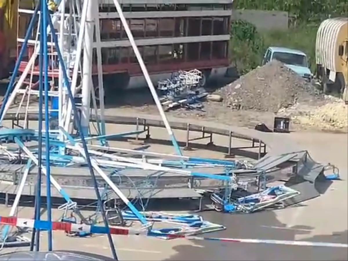 Očevici opisali trenutak pada ringišpila u Kuršumliji | Mondo