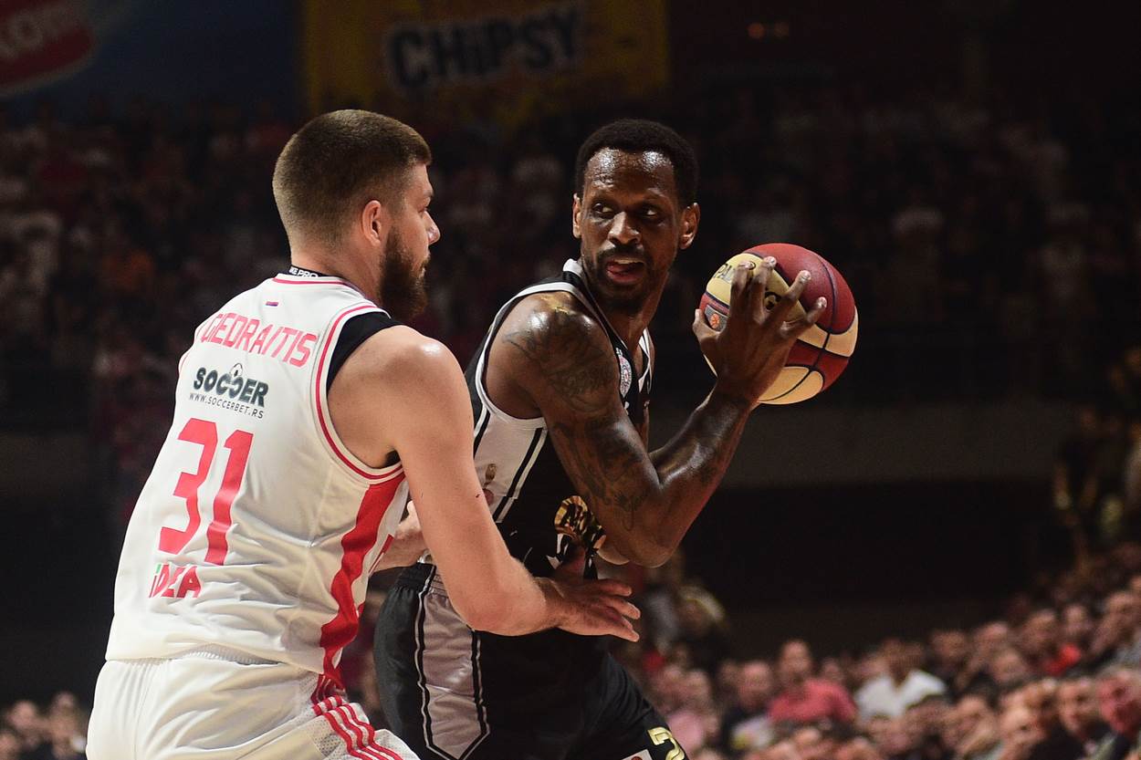 Džejms Naneli najbolji strelac derbija Zvezda Partizan u finalu ABA ...