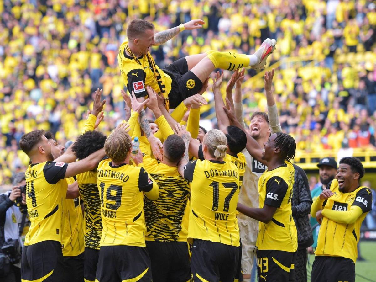 Marko Rojs na oproštaju častio ceo stadion pivom | Mondo