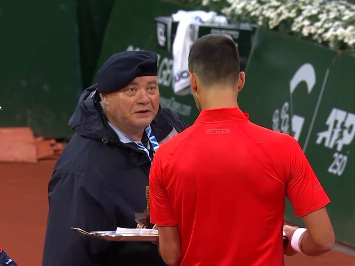 Novak Đoković deli tortu sa obezbeđenjem | Mondo
