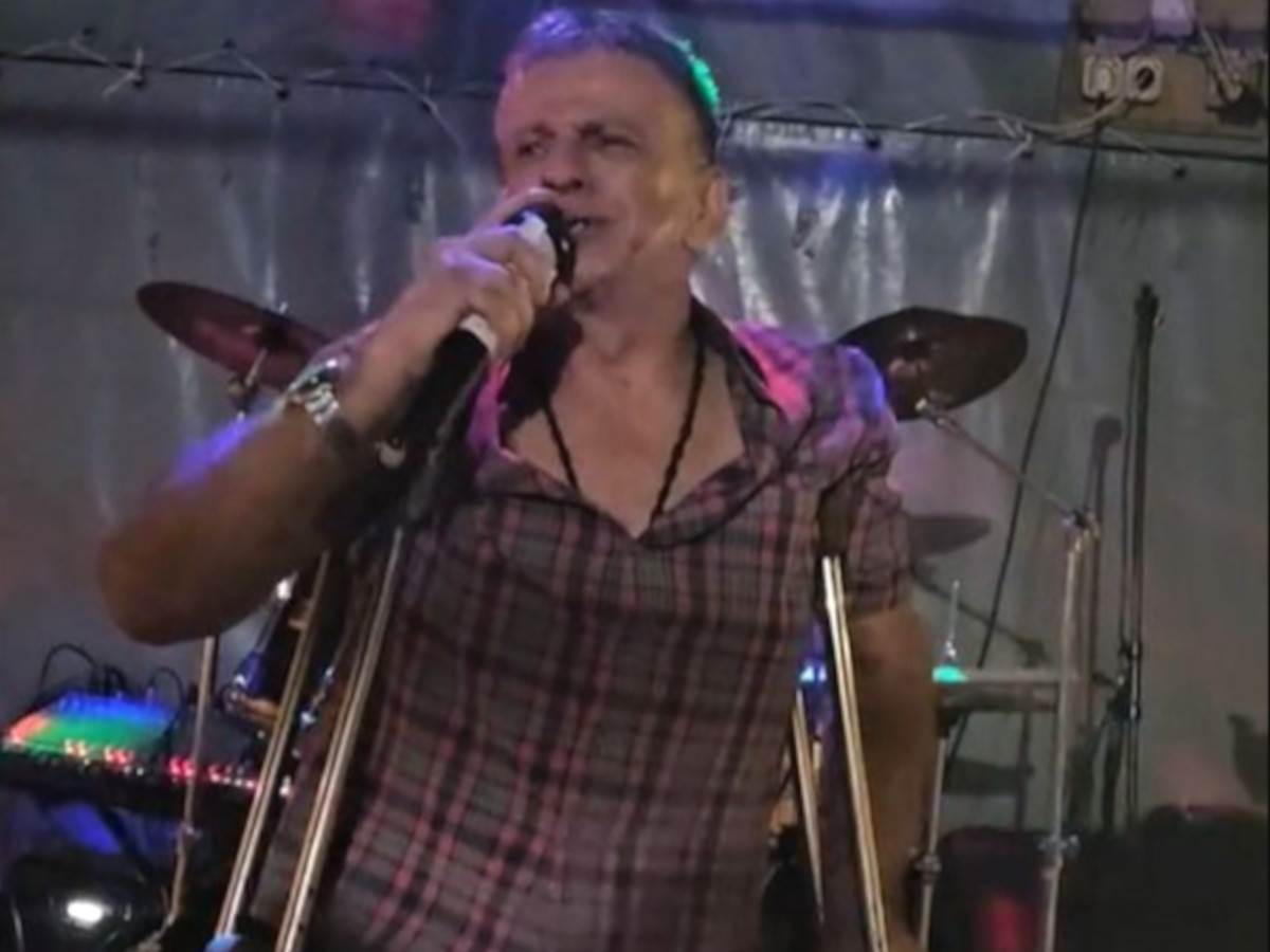 Snimak Srećka Šušića kako peva na štakama ispod šatora | Mondo