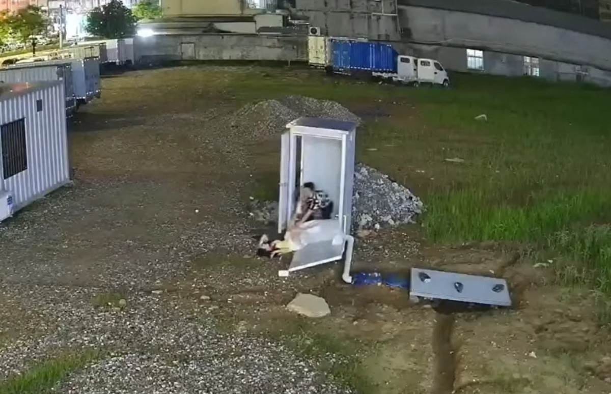 Par imao odnose u javnom toaletu pa pao posred livade | Mondo