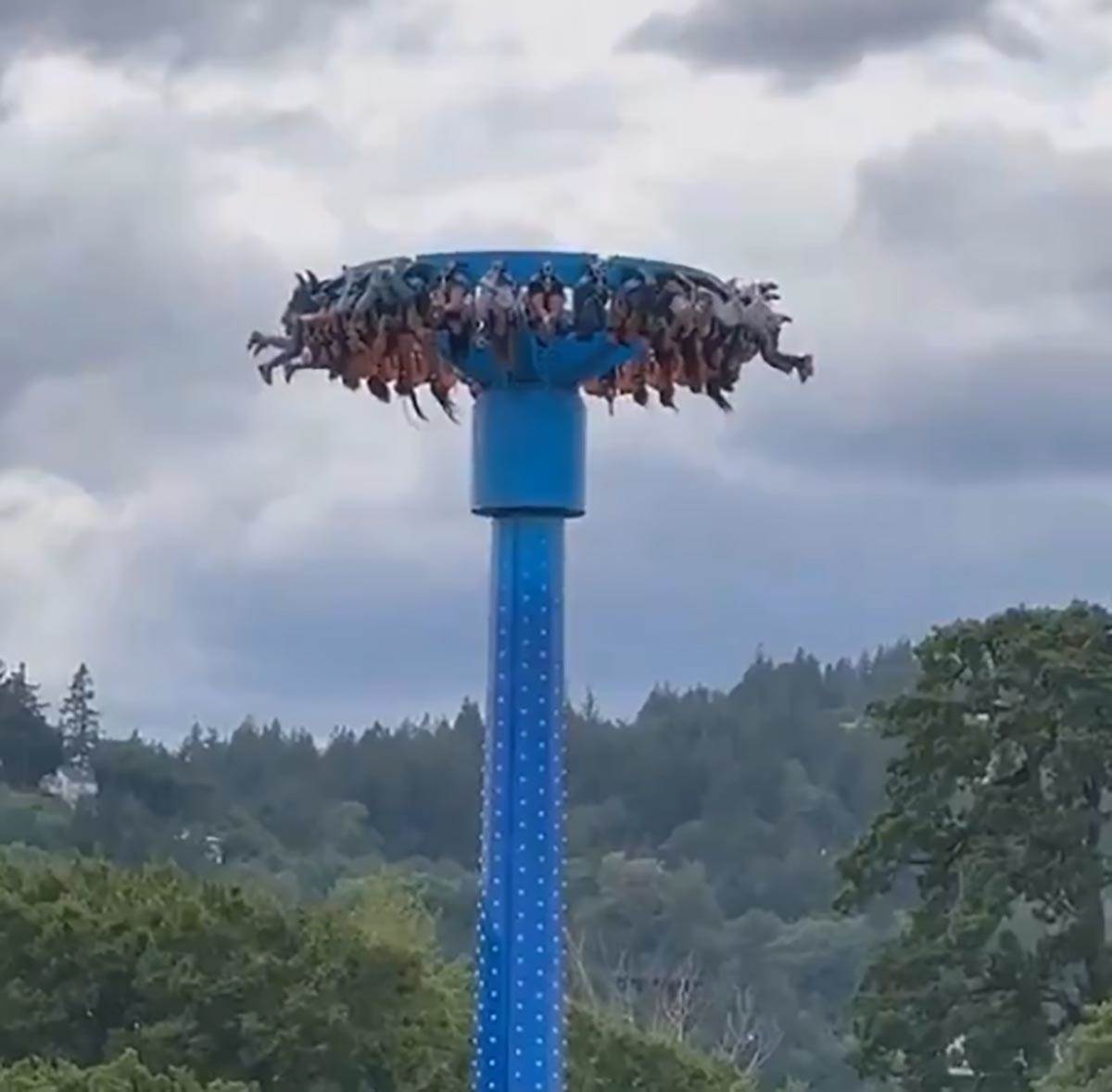 Ljudi visili naglavačke sa sprave u luna parku u SAD | Mondo