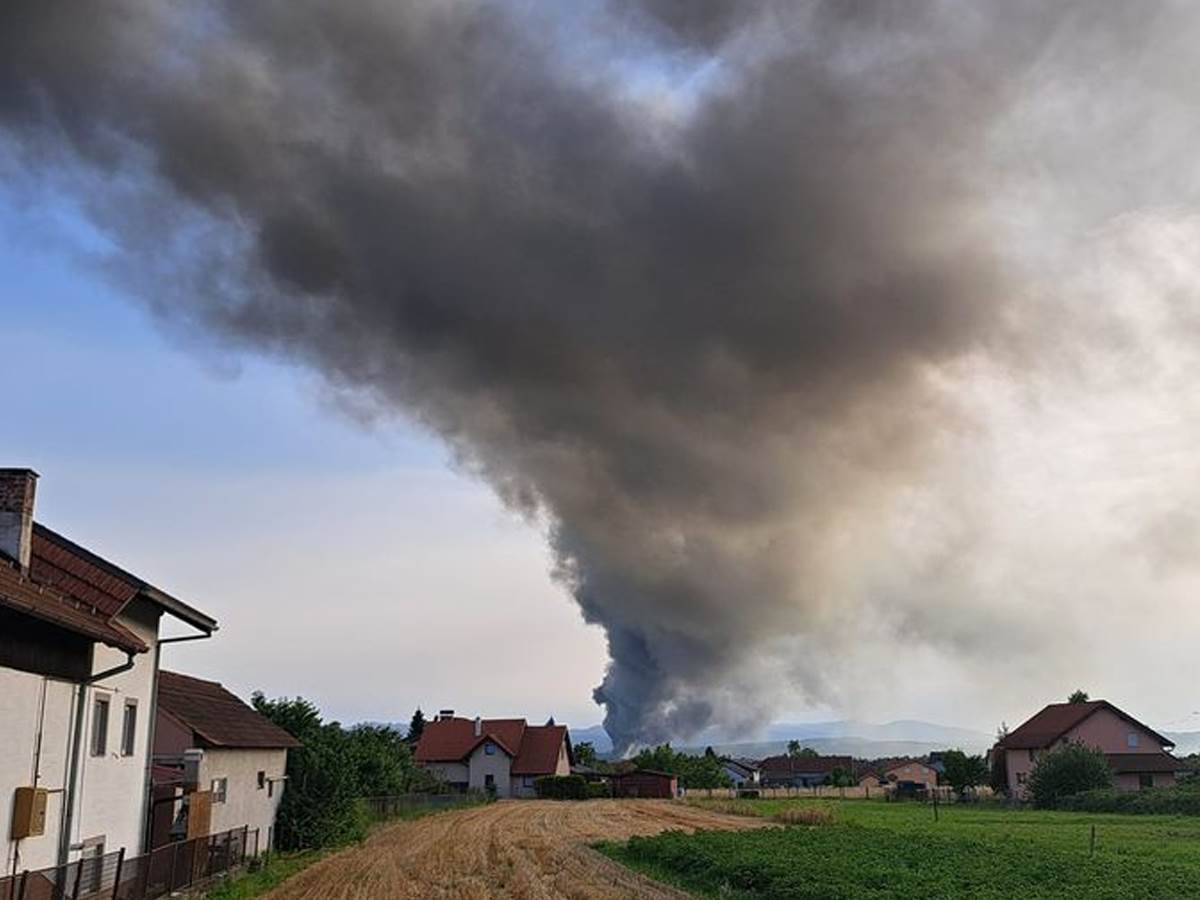 Požar kod Zaprešića, gust dim vidi se i u Zagrebu | Mondo