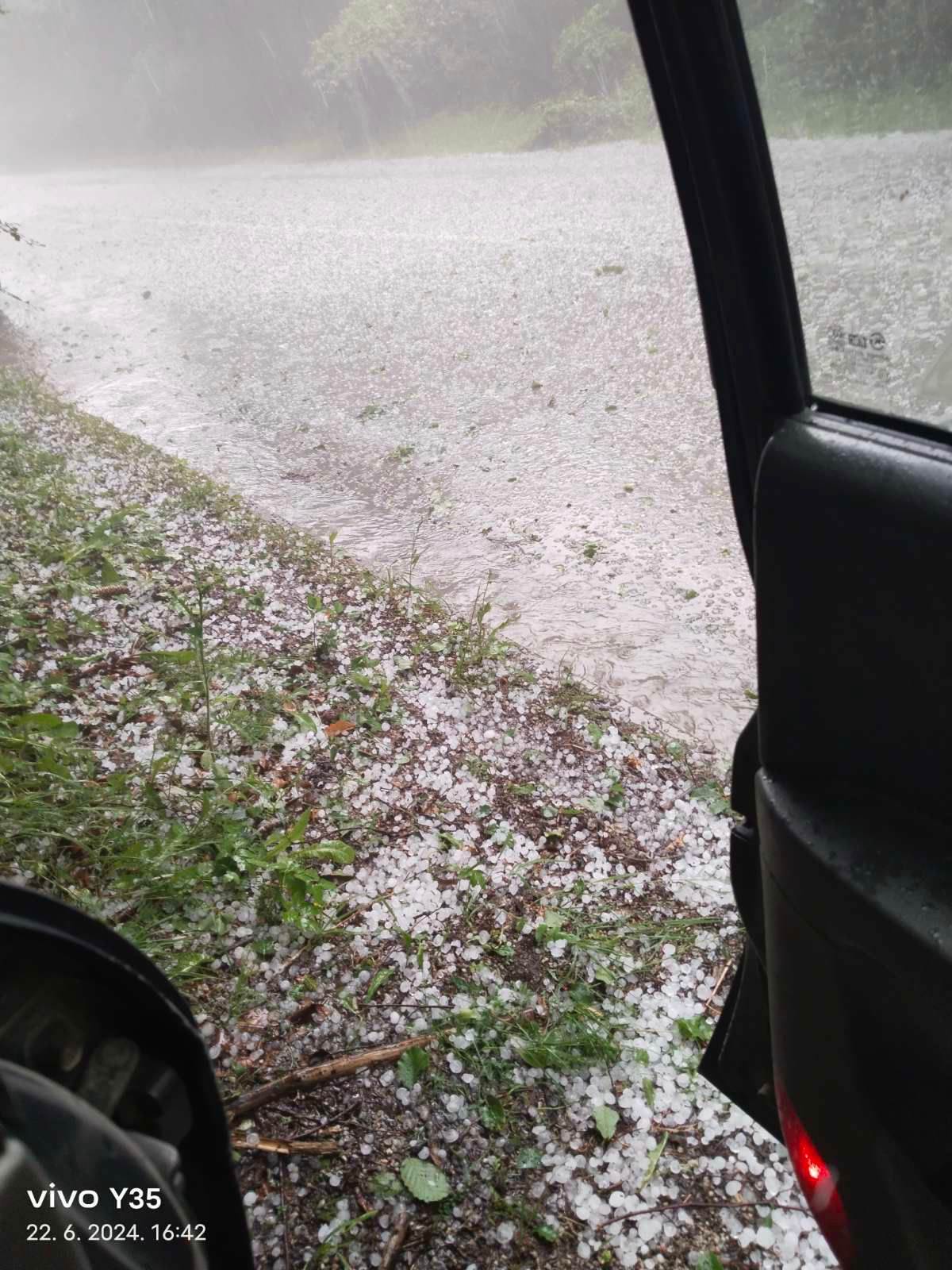 Snažan grad pogodio Ivanjicu i naneo veliku štetu na malinjacima | Mondo