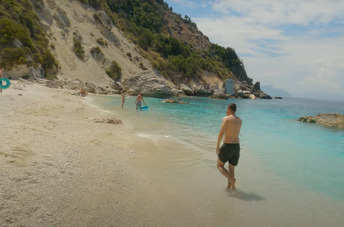PRONAĐENO TELO ŽENE KAKO PLUTA KOD PLAŽE NA LEFKADI! Spasilac je ...