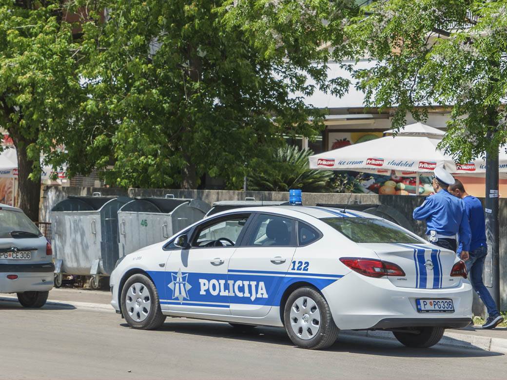 PREMINUO MUŠKARAC KOJI JE PUCAO SEBI U GLAVU! Detalji tragedije u Budvi ... PREMINUO MUŠKARAC KOJI JE PUCAO SEBI U GLAVU! Detalji tragedije u Budvi ...
