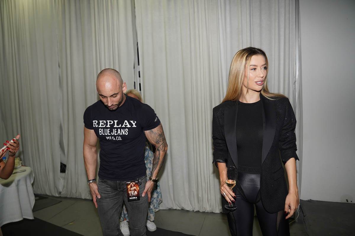 Dečko Tee Tairović povređen, prati je i sa celom nogom u gipsu | Mondo