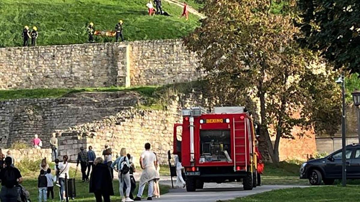 Mladić pao sa zida na Kalemegdanu | Mondo