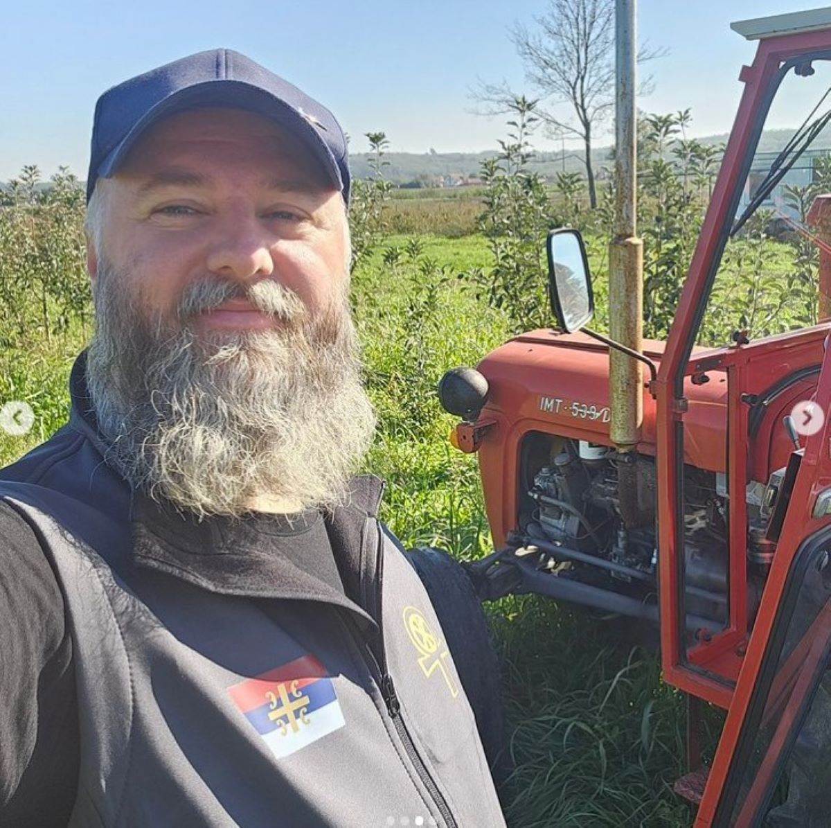 Otac Predrag Popović na svom imanju | Mondo