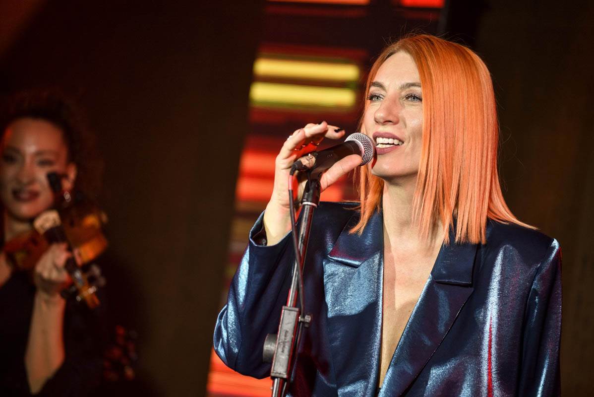 Ana Stanić drastično promenila imidž, pa okupila pola estrade na ...